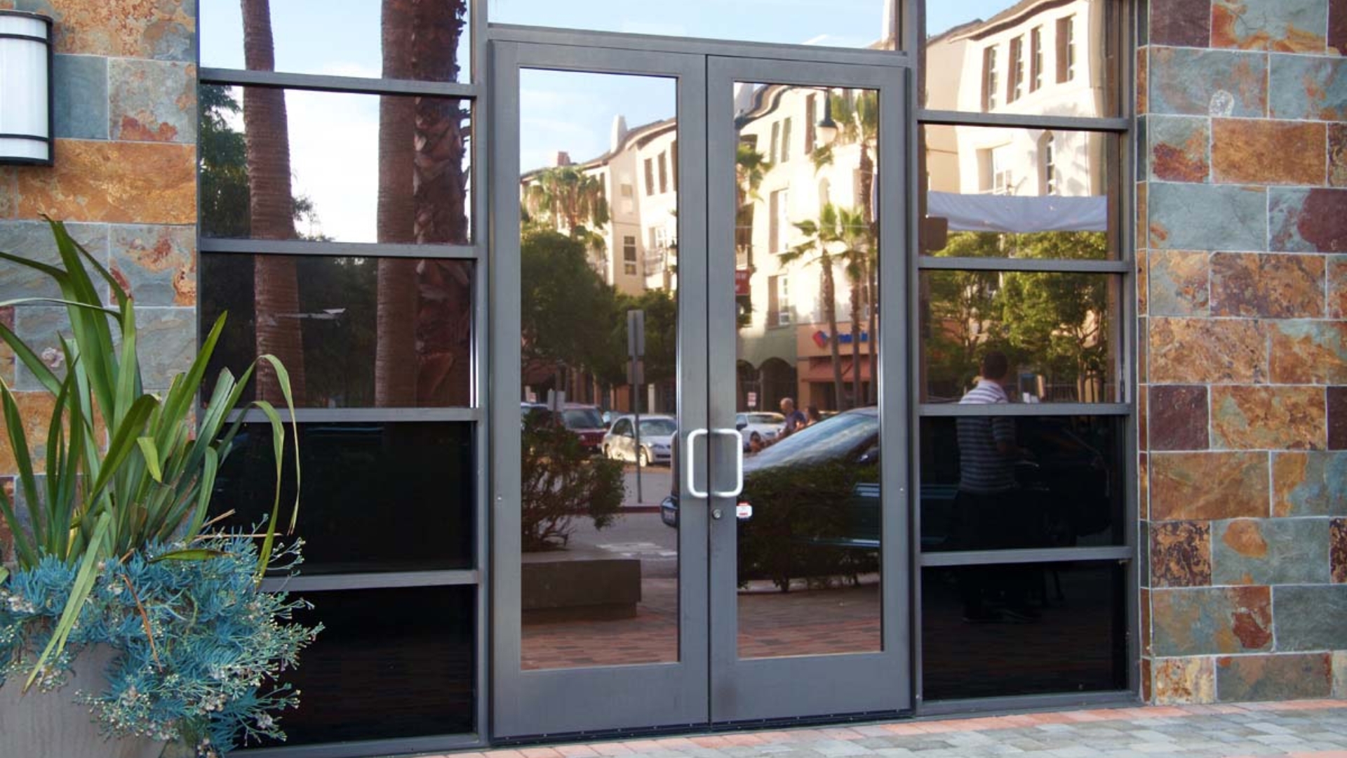 Glass for Storefront: Why It’s the Best Choice for Businesses